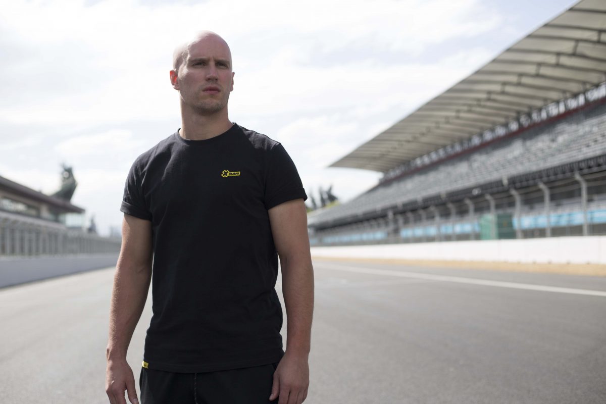 【画像ギャラリー】無謀なチャレンジ！レーシングカーをバク宙で飛び越える【動画】 | AUTO MESSE WEB 〜 カスタム・アウトドア・福祉車両・モータースポーツなどのカーライフ情報が満載