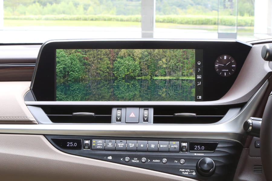 レクサス新型ESへ走行中でも純正ナビ＆テレビを視聴・操作できる「TVキット」 | AUTO MESSE WEB（オートメッセウェブ） ～カスタム・アウトドア・福祉車両・モータースポーツなどの ...