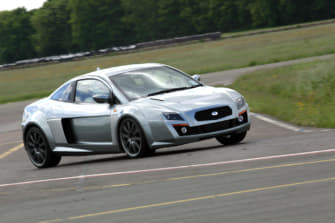 「イギリスの名門」が本気を出し過ぎた！ 「スバルの軽」ベースのスポーツカー「P2」とは