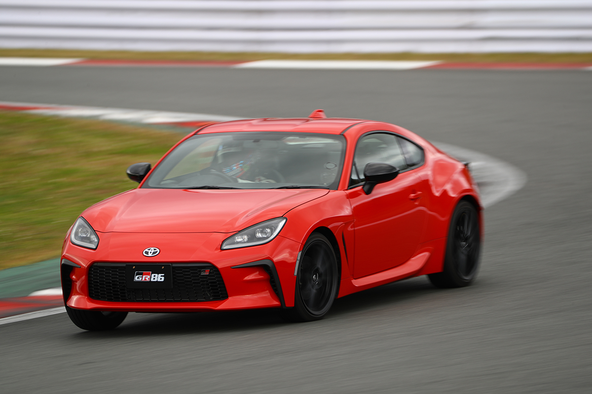 先代より約3秒速い「新型GR86」！ 富士スピードウェイで全開タイムアタック先代より約3秒速い「新型GR86」！ 富士スピードウェイで全開タイムアタック | AUTO MESSE WEB ...
