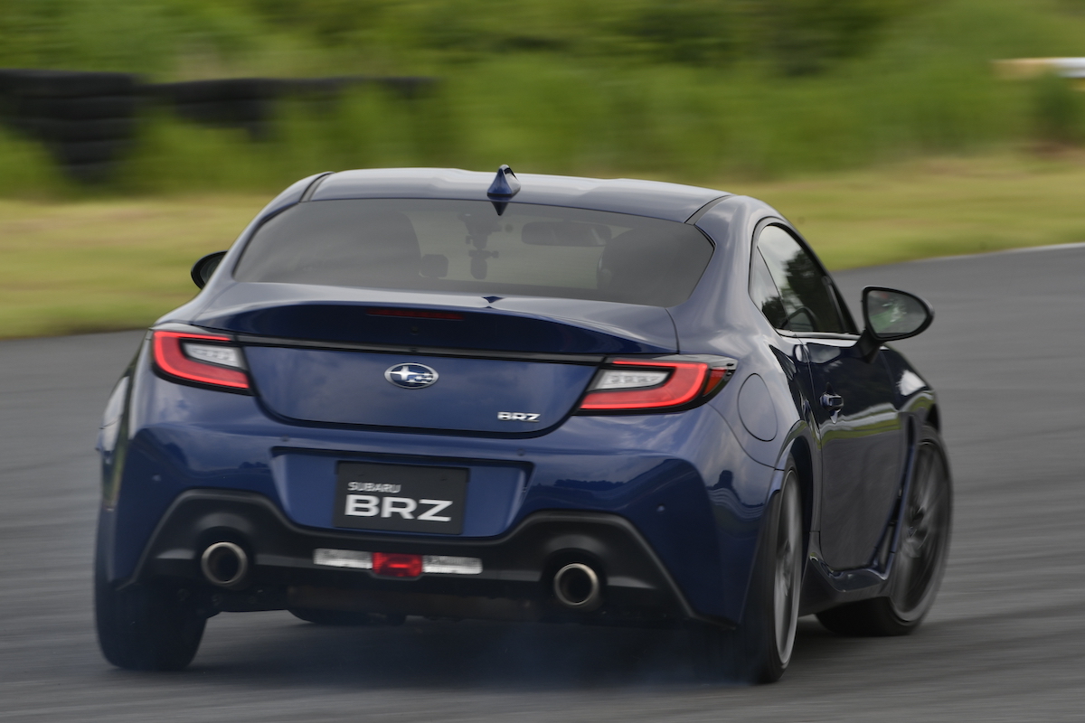 【画像ギャラリー】ノーマル派は要注意！ 兄弟車といいながら全然違う「GR86」と「BRZ」の走りをプロが解説 | AUTO MESSE WEB（オートメッセウェブ） 〜 クルマを文化する