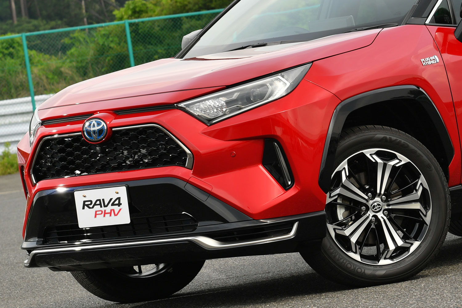 「トヨタRAV4 PHV」 vs 「三菱アウトランダーPHEV」！ アウトドアで使い勝手バツグンな最強SUVはどっち？ | ～カスタム・アウトドア・福祉車両・モータースポーツなどのカーライフ ...