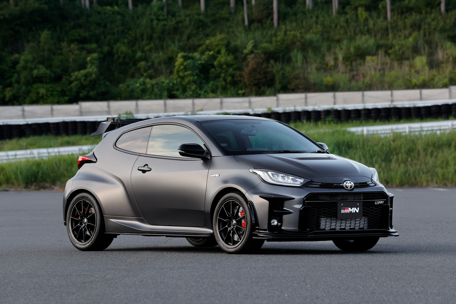 【画像ギャラリー】500台限定のトヨタ「GRMNヤリス」をサーキットとオフロードで乗り比べ！ ミニ「JCW」を超えるために必要なこととは | AUTO MESSE WEB 〜 カスタム ...