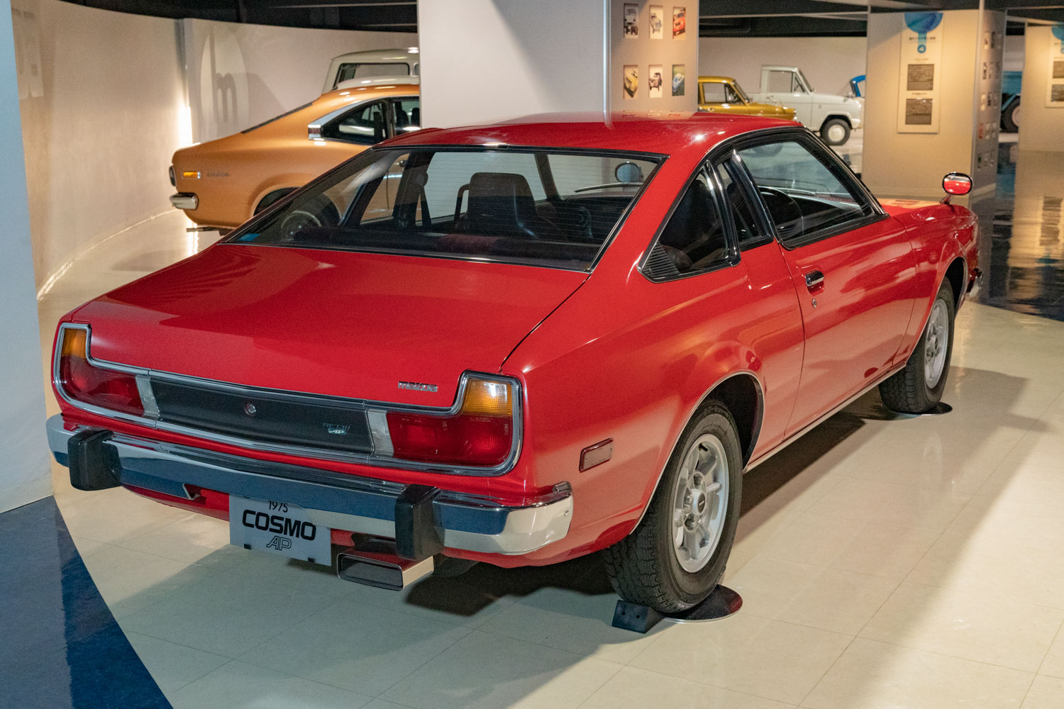 マツダ「コスモAP」は昭和の斬新スタイルだった！ いま見てもカッコいい高級スペシャリティカーとは | やんちゃプレス