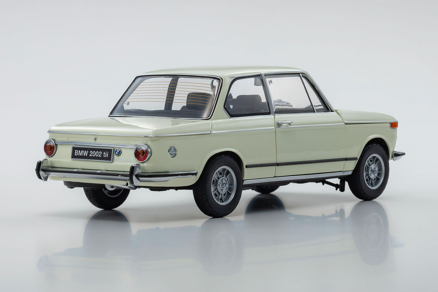 【画像ギャラリー】21年ぶりに「マルニ」が帰ってきた！ 京商から1/18スケールのBMW「2002tii」が5色のボディカラーで登場 ...