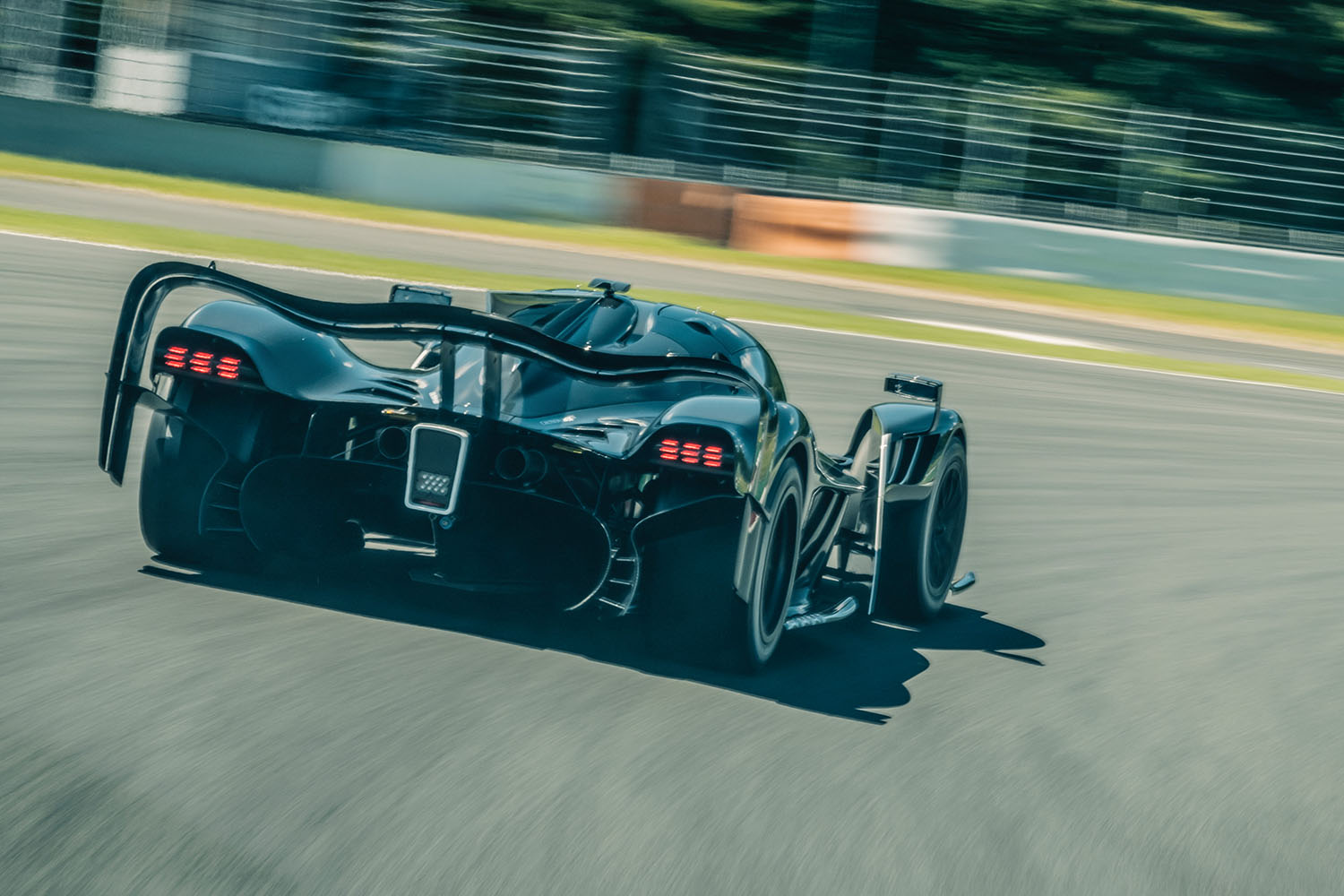 【画像ギャラリー】1014馬力の40台限定アストンマーティン降臨！ 「ヴァルキリーAMR Pro」は「F1とLMPを足して2で割ったマシン ...