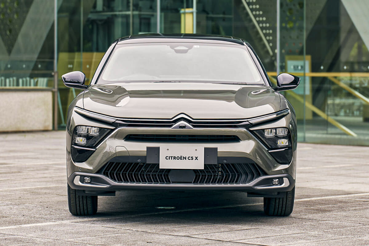 シトロエン「C5X」は「セダン」「ワゴン」「SUV」のミックス!? 「魔法の絨毯」も現代版で復活 | ～カスタム・アウトドア・福祉車両・モータースポーツなどのカーライフ情報が満載～AUTO ...