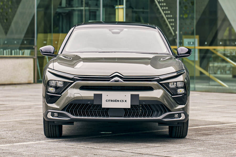 シトロエン「C5X」は「セダン」「ワゴン」「SUV」のミックス!? 「魔法の絨毯」も現代版で復活 | ～カスタム・アウトドア・福祉車両・モータースポーツなどのカーライフ情報が満載～AUTO ...