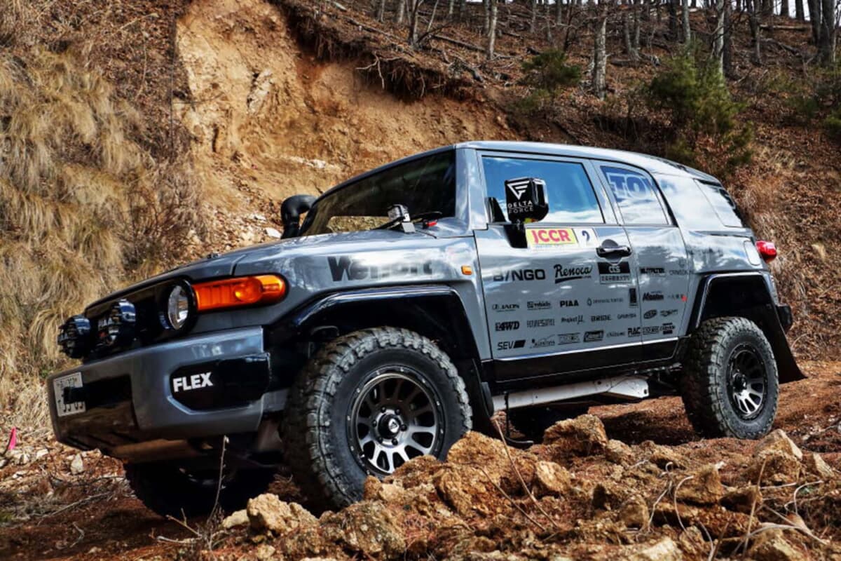 【画像ギャラリー】トヨタ「ランドクルーザープラド／FJクルーザー」で哀川翔監督がクロスカントリーラリーに参戦！ 「XCRスプリントカップ」とは ...