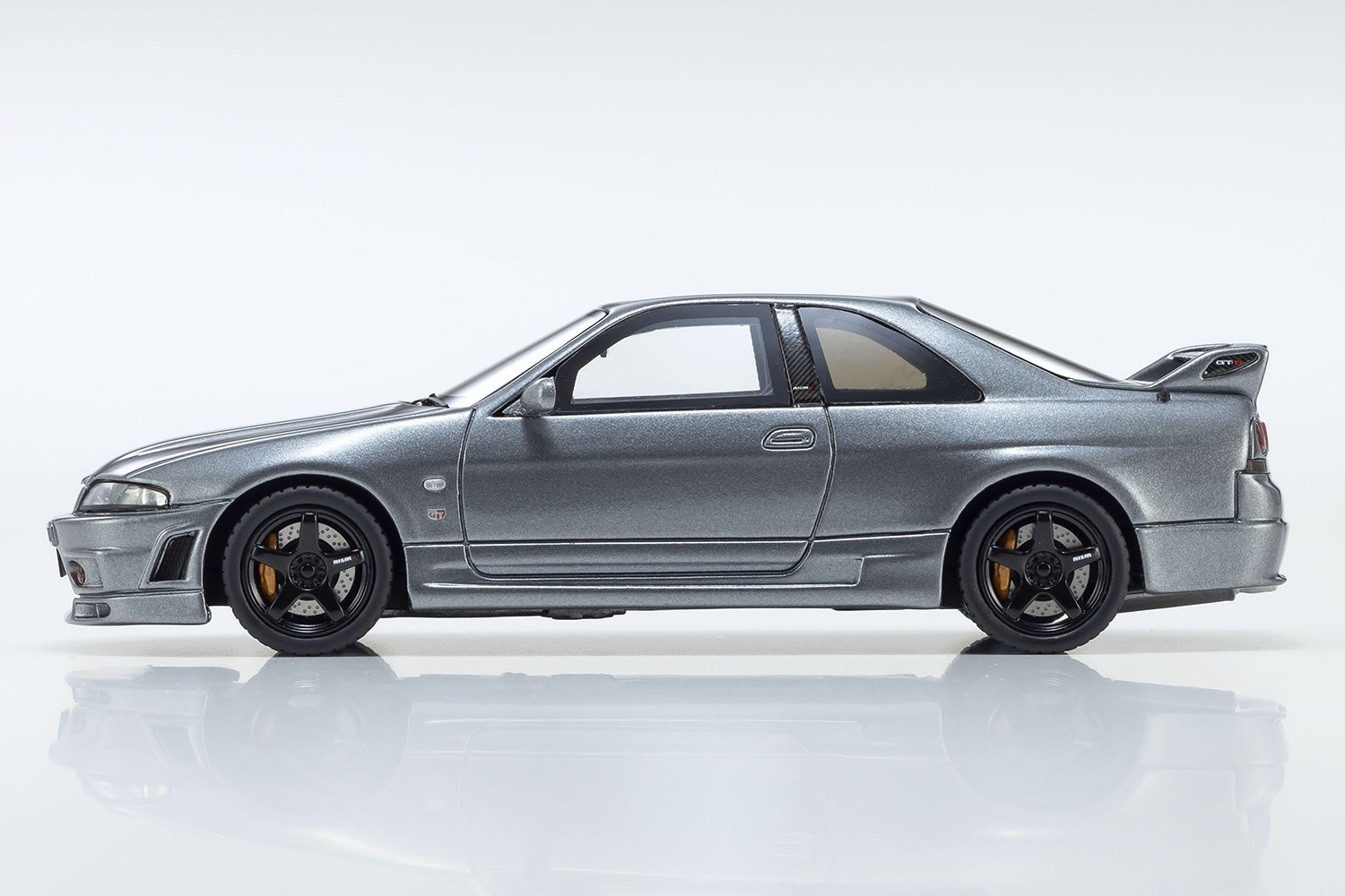 ニスモの人気デモカー「グランドツーリングカー」仕様が登場！ 1/43スケールの日産「スライラインGT-R R33」のこだわりが半端なかった ...