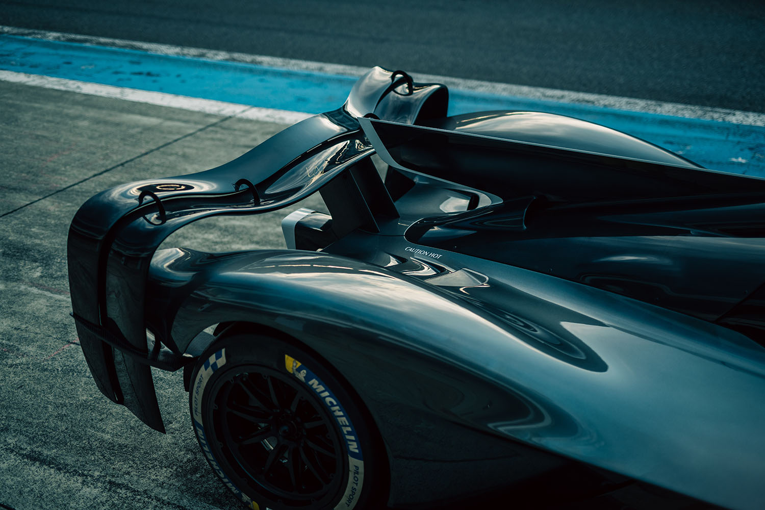 【画像ギャラリー】1014馬力の40台限定アストンマーティン降臨！ 「ヴァルキリーAMR Pro」は「F1とLMPを足して2で割ったマシン ...