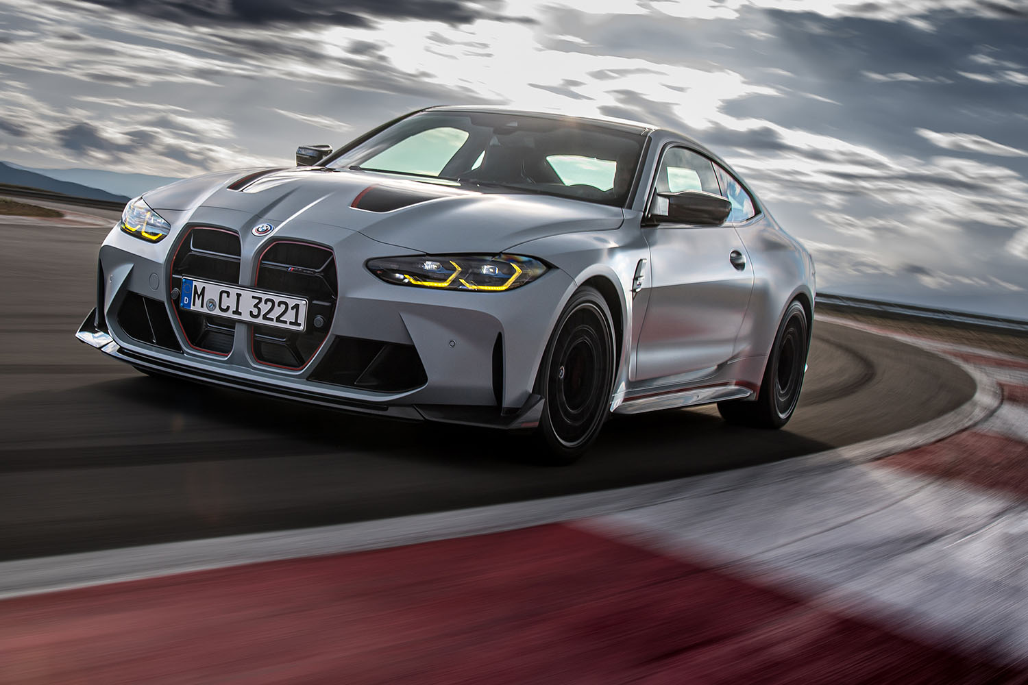 2196万円！ 日本割り当てたった25台のBMW「M4」で復活した「CSL」とは？ | ～カスタム・アウトドア・福祉車両・モータースポーツなど ...