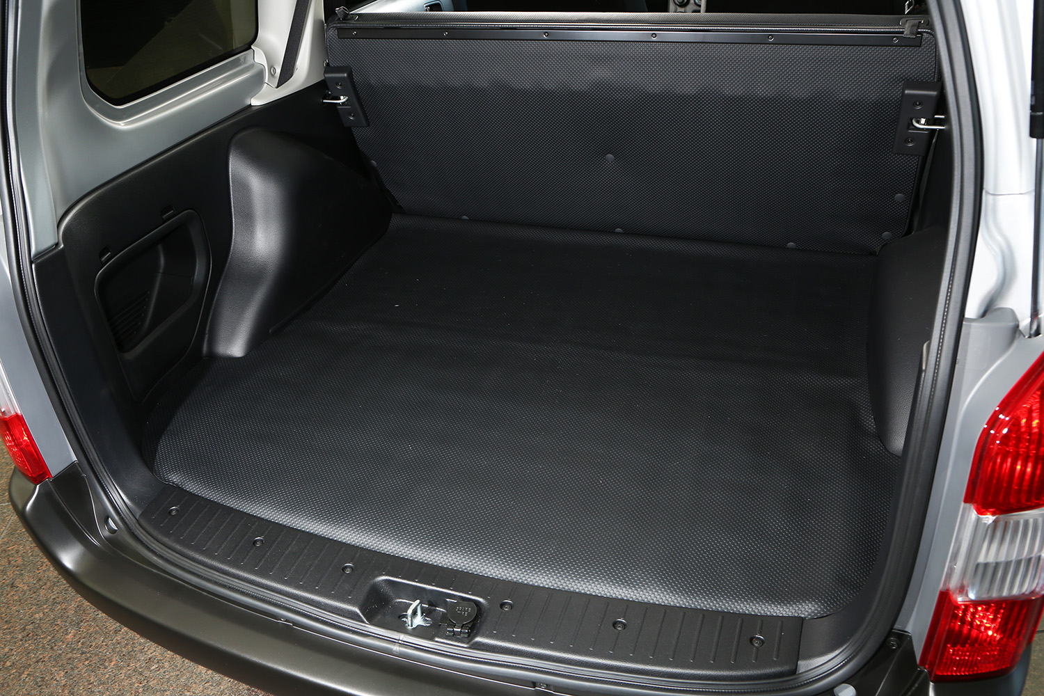 【画像ギャラリー】トヨタ「プロボックス」はどうして20年も第一線で活躍できるのか？ ビジネスパーソンに支持される装備を紹介 | AUTO ...