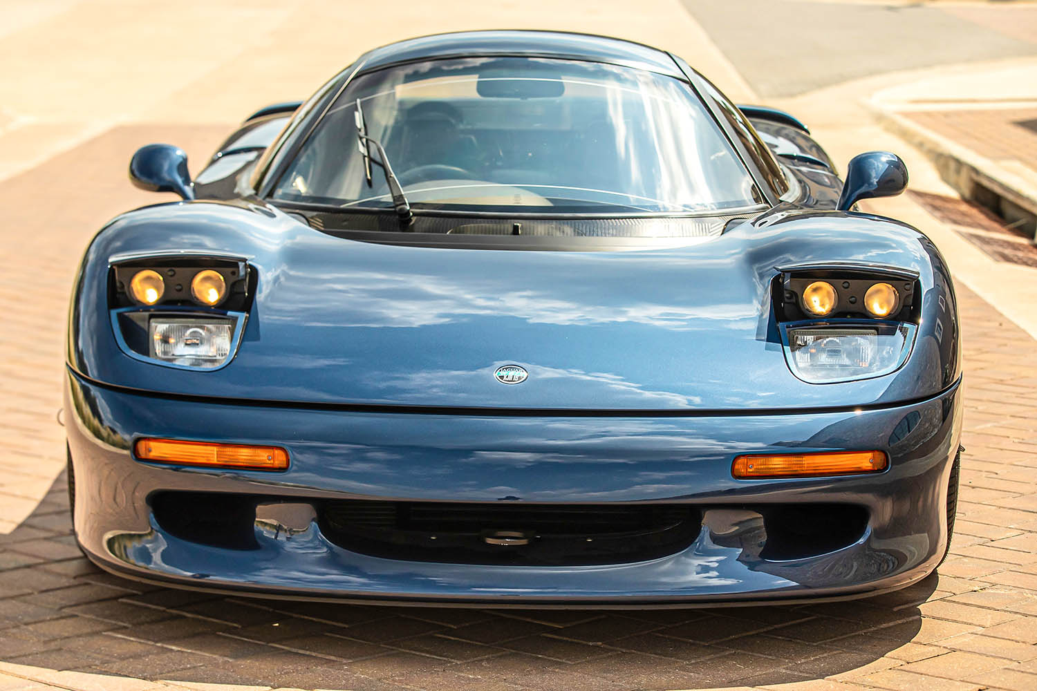 「ニスモ」のテスト車両だったジャガー「XJR−15」とは？ 1億8000万円オーバーで落札された公道を走るレーシングカー | ～カスタム ...