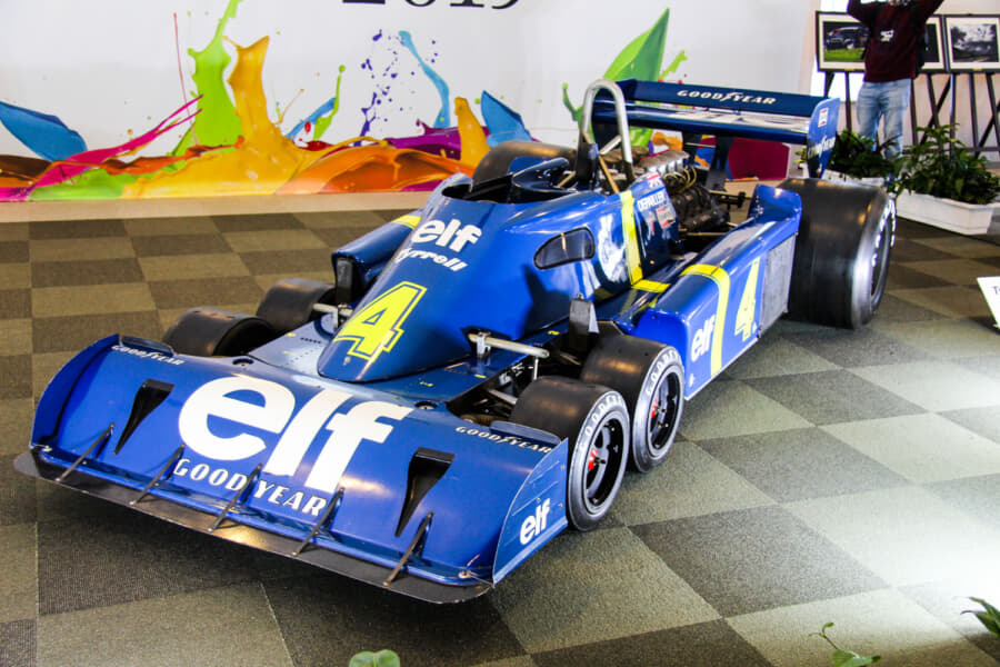 スーパーカー世代のF1といえば6輪「ティレルP34」でキマリ！ なぜ6輪を採用し消えていったのでしょうか 今見てもユニークすぎる！ 6輪で走るF1マシン「ティレルP34」 | ～カスタム ...