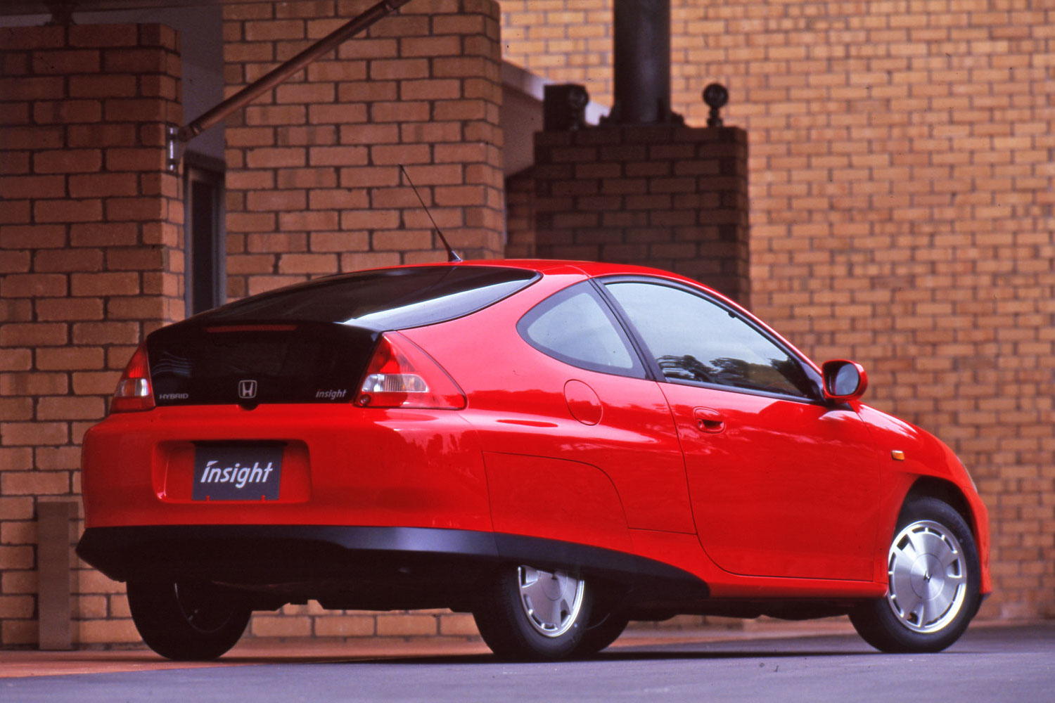 ホンダ初代「インサイト」は東京から鹿児島まで無給油で走破！ いま振りかえる世界最速F1との共通点とは | ～カスタム・アウトドア・福祉車両 ...