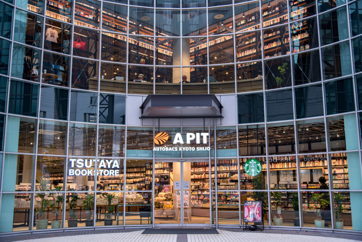 【画像ギャラリー】「A PITオートバックス京都四条」は家族で1日過ごせるカーライフ総合基地だった！ 全館バーチャルレポートします ...