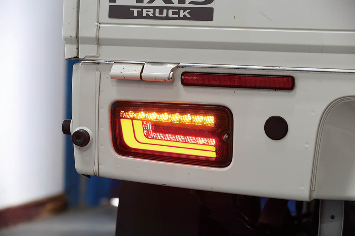 【画像ギャラリー】ダイハツ「ハイゼット」が流れるウインカーに！ 「ダズフェローズ」のLEDテールランプは「レッド」と「スモーク」の2タイプから選べる〈PR〉 | AUTO MESSE WEB ...