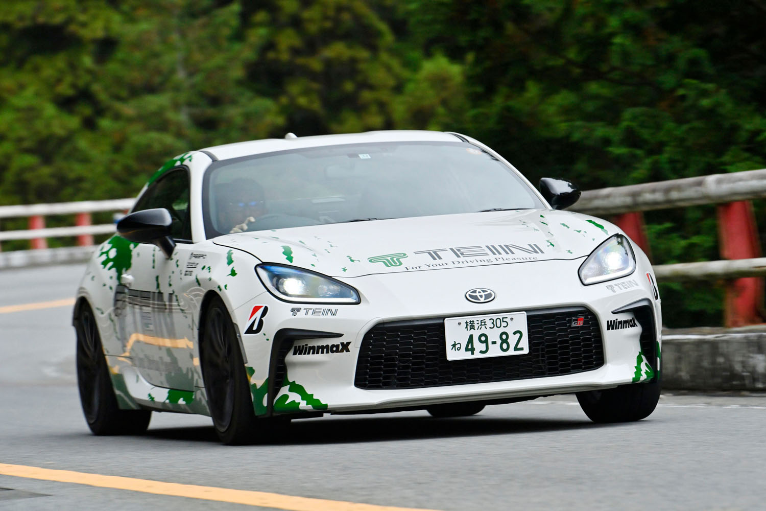 新次元コーナリングを実現した「ジャーク」の意味を知ってる？ 「GR86」と「BRZ」でTEINの最新作「EDFC5」を試してみました ...