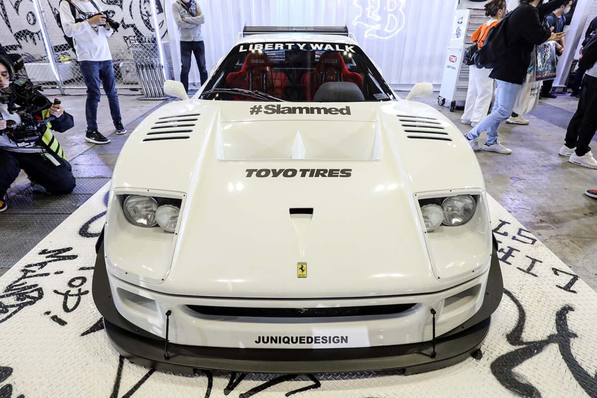 【画像ギャラリー】フェラーリ「F40」を「暴走族スタイル」に！ リバティーウォーク加藤代表がビス止めオバフェンにこだわる理由とは【東京オート ...