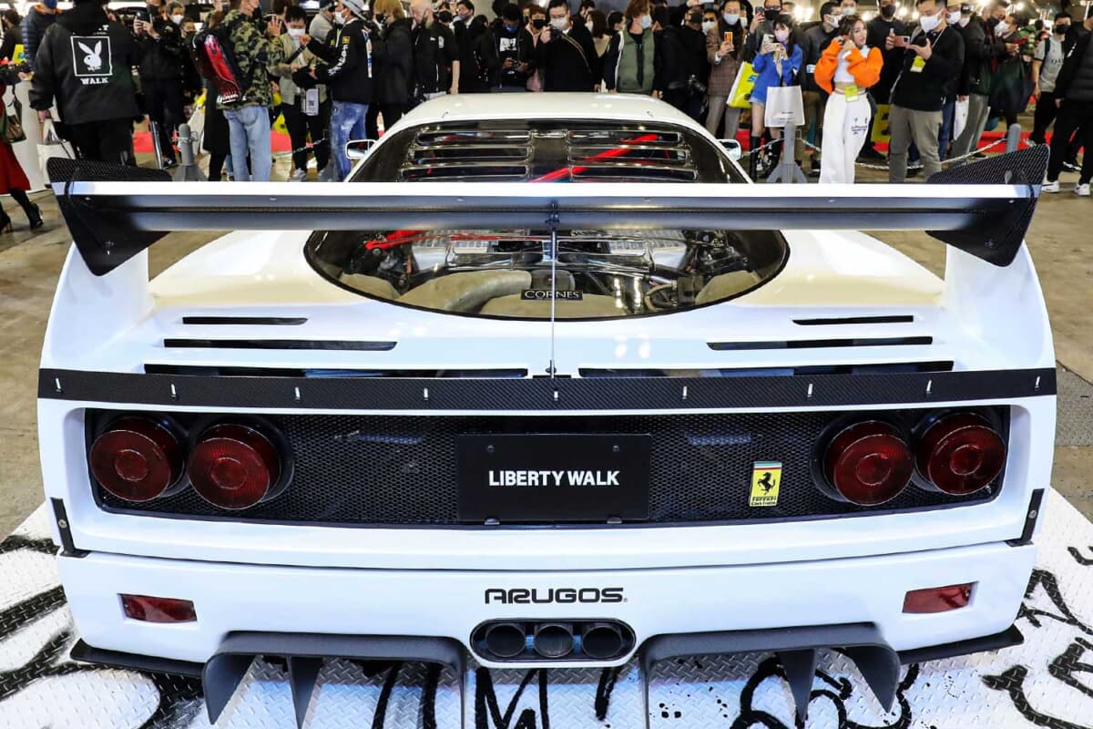 【画像ギャラリー】フェラーリ「F40」を「暴走族スタイル」に！ リバティーウォーク加藤代表がビス止めオバフェンにこだわる理由とは【東京オート ...