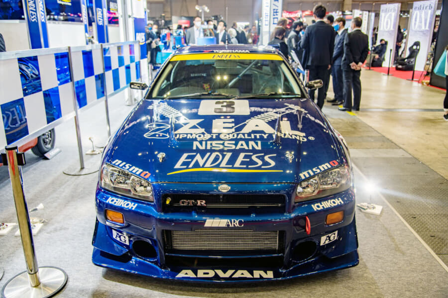 20年前にS耐を制した「R34 GT-R」をレストア！ レースで鍛え続けてきた「エンドレス」の最新ブレーキとは【東京オートサロン2023 ...