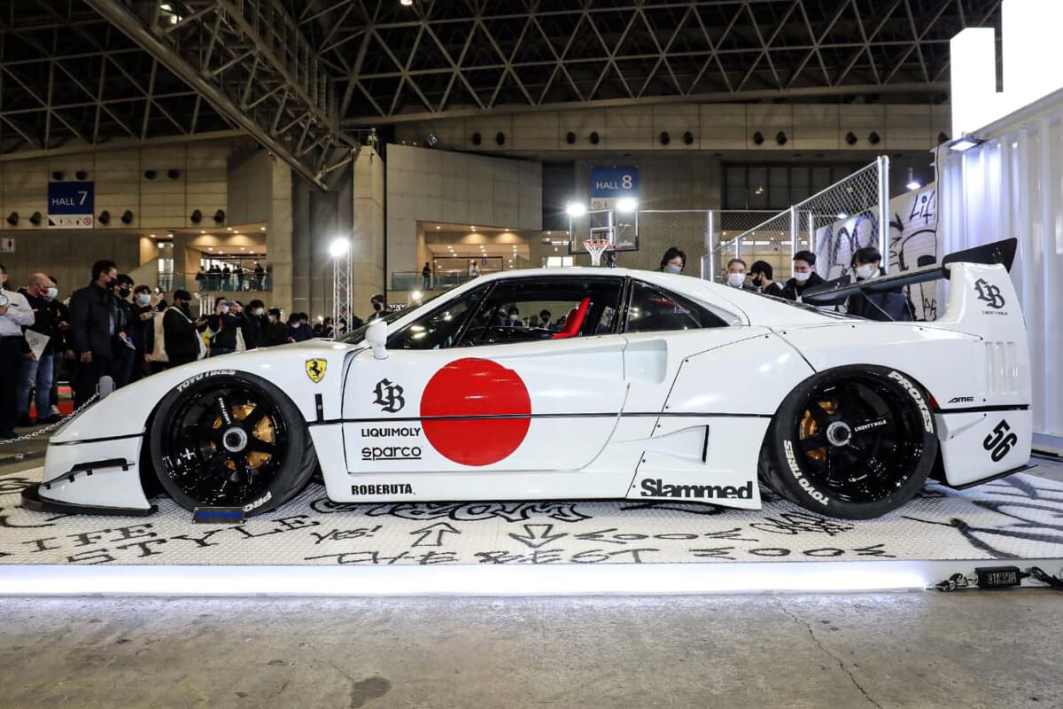 【画像ギャラリー】フェラーリ「F40」を「暴走族スタイル」に！ リバティーウォーク加藤代表がビス止めオバフェンにこだわる理由とは【東京オート ...