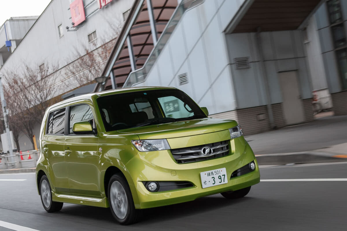 【画像ギャラリー】「走るラブホ」というより「ライブハウス」だったトヨタ「bB」はワルなデザインで女子ウケを狙ってた!? | AUTO ...