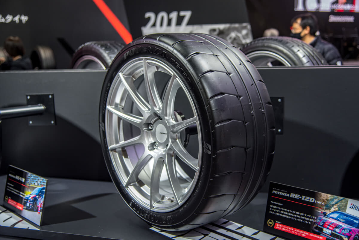 【画像ギャラリー】トヨタ「GRカローラ」に「ポテンザRE-71RS」を装着！ ブリヂストンがモータースポーツに携わって60年【東京オートサロン ...