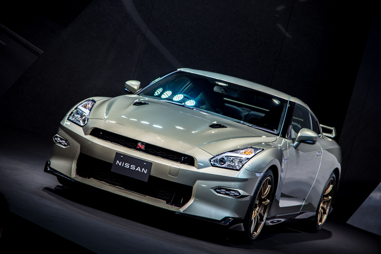 日産「R35 GT-R T-spec」の輝きを新車のままキープ！ 透明フィルムでボディをフルラッピングする匠の技とは | AUTO MESSE WEB（オートメッセウェブ） 〜クルマを文化する