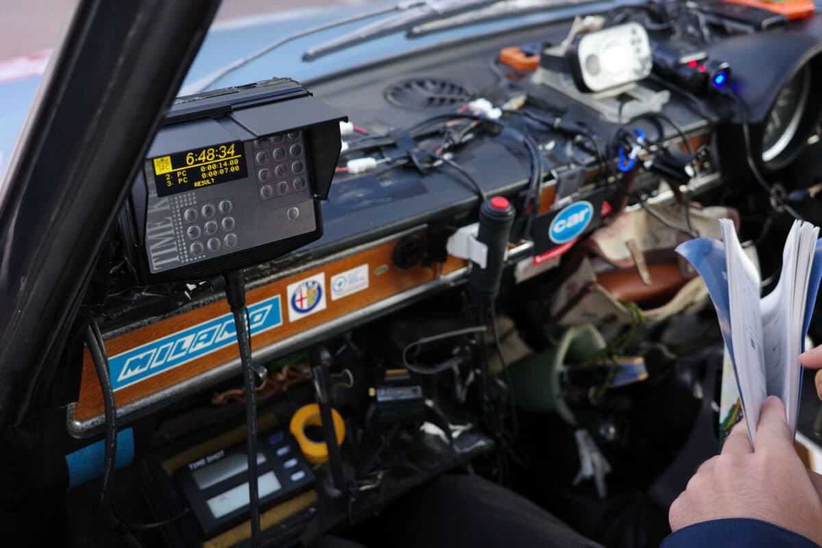 【画像ギャラリー】クラシックカーラリーでの勝利の道は「コ・ドライバーとの信頼関係」と「計測器」にあり！ 優れアイテム「RALLY TIME ...