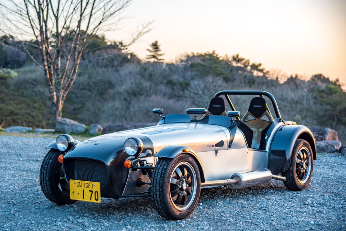 【画像ギャラリー】車重440キロの驚異！ 窓もヒーターもないケータハム史上最軽量「セブン170R」って乗ってツラいの？ 楽しいの？【AMW ...