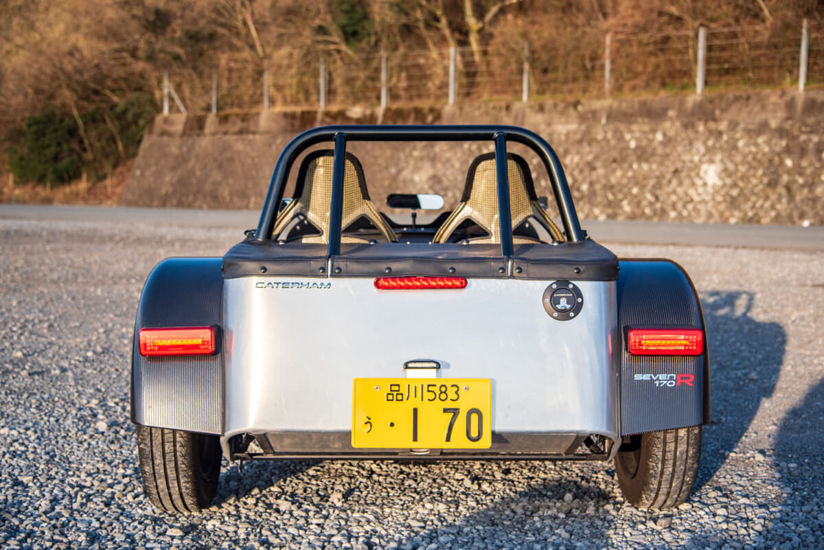 【画像ギャラリー】車重440キロの驚異！ 窓もヒーターもないケータハム史上最軽量「セブン170R」って乗ってツラいの？ 楽しいの？【AMW ...