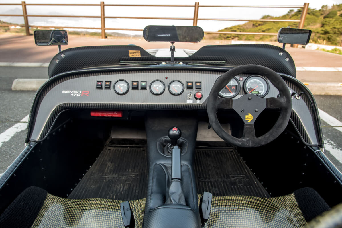 【画像ギャラリー】車重440キロの驚異！ 窓もヒーターもないケータハム史上最軽量「セブン170R」って乗ってツラいの？ 楽しいの？【AMW ...