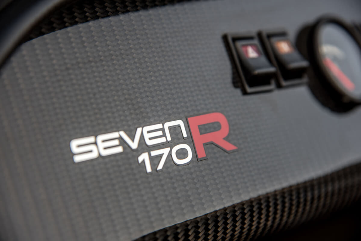 【画像ギャラリー】車重440キロの驚異！ 窓もヒーターもないケータハム史上最軽量「セブン170R」って乗ってツラいの？ 楽しいの？【AMW ...