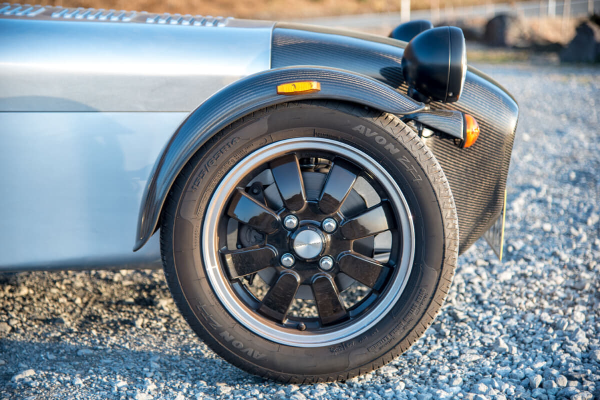 【画像ギャラリー】車重440キロの驚異！ 窓もヒーターもないケータハム史上最軽量「セブン170R」って乗ってツラいの？ 楽しいの？【AMW ...