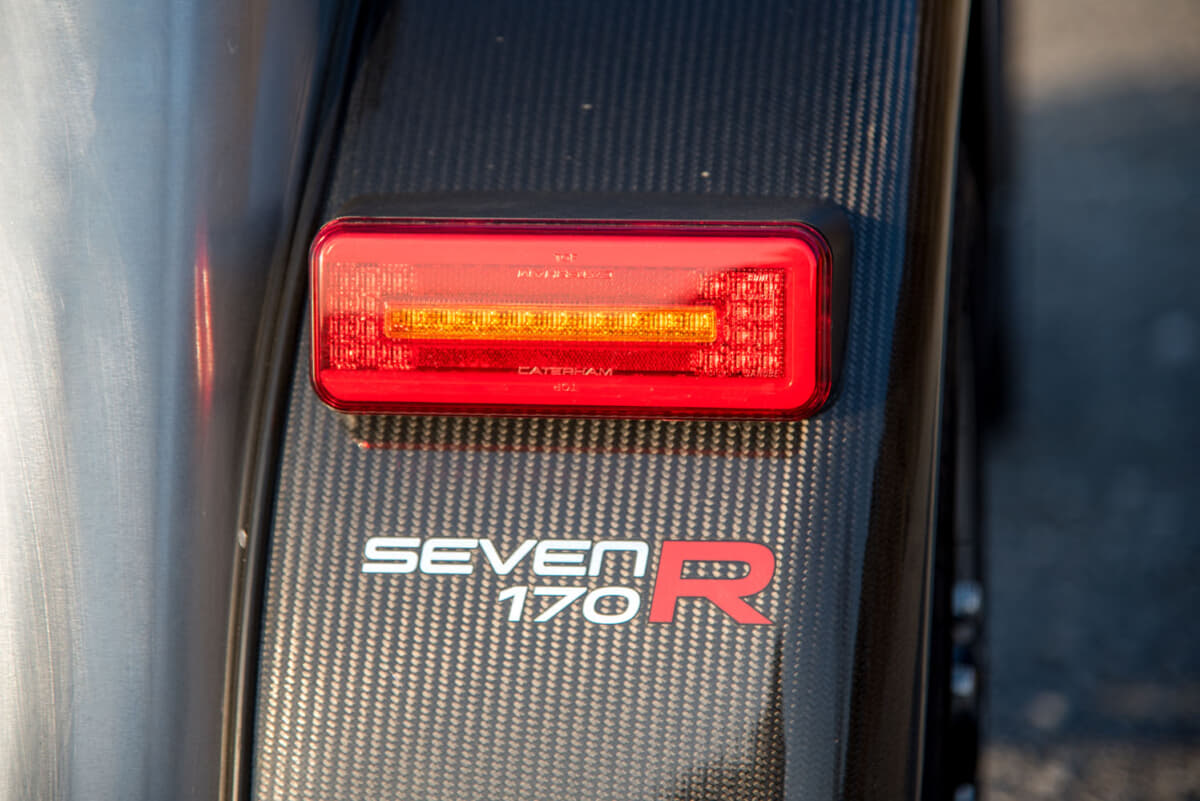 【画像ギャラリー】車重440キロの驚異！ 窓もヒーターもないケータハム史上最軽量「セブン170R」って乗ってツラいの？ 楽しいの？【AMW ...