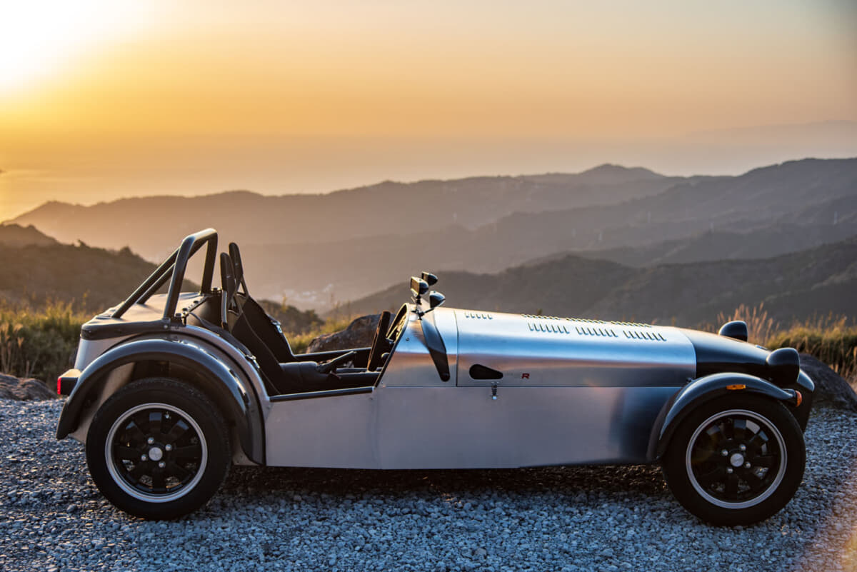 【画像ギャラリー】車重440キロの驚異！ 窓もヒーターもないケータハム史上最軽量「セブン170R」って乗ってツラいの？ 楽しいの？【AMW ...