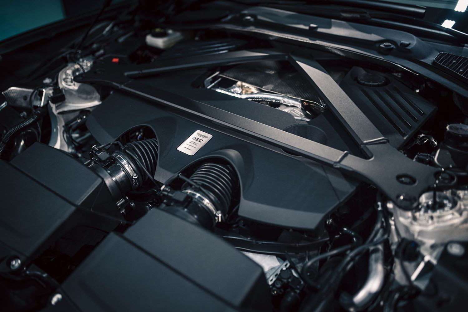 2990万円！ アストンマーティン新型「DB12」はV8ツインターボ搭載。2023年内にデリバリー開始です | AUTO MESSE WEB（オートメッセウェブ） 〜クルマを文化する