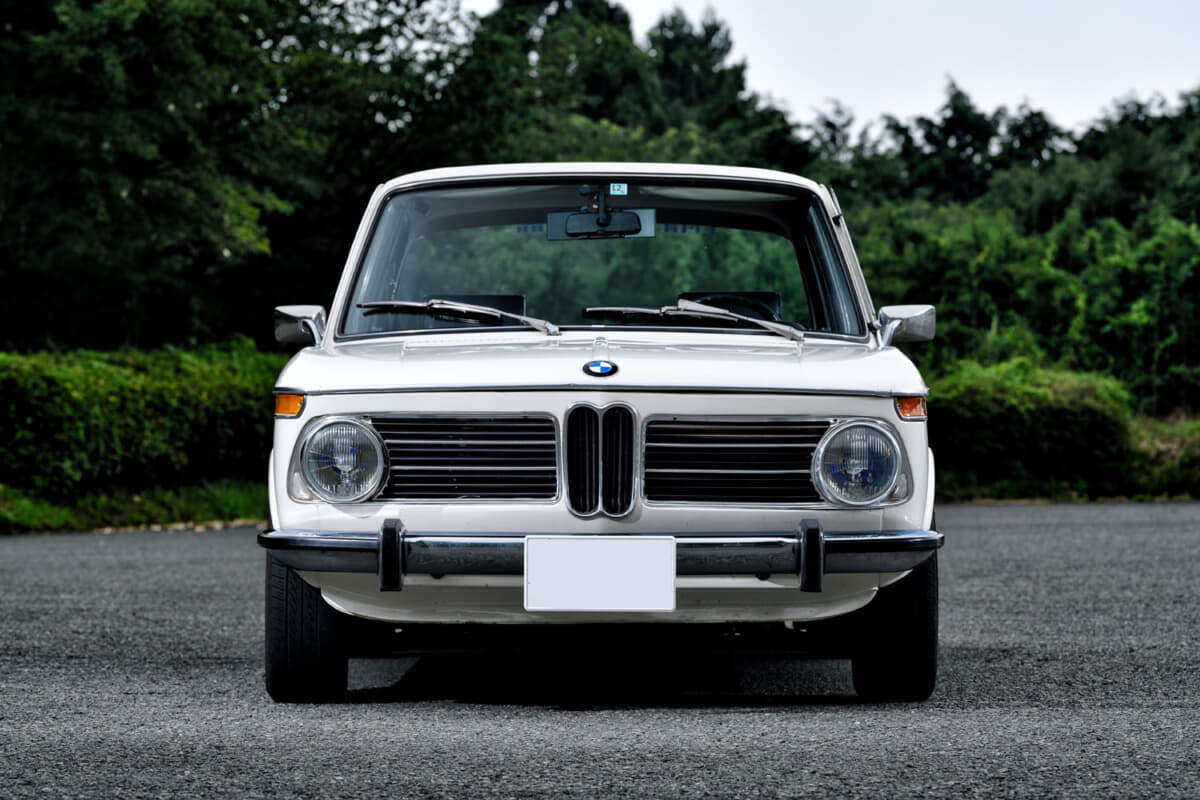 【画像ギャラリー】BMW「3シリーズ」の祖先「2002tii」の実力は？ 時代を超えて「高性能」を体感させてくれる傑作でした【旧車ソムリエ ...