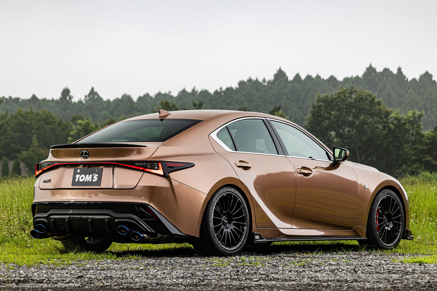 トムスのレクサス「IS300」が目指すは「アルテッツァ感あるスポーツFR」ノーマル車高にワンオフカーボンエアロでバッチリ武装【デモカー試乗 ...