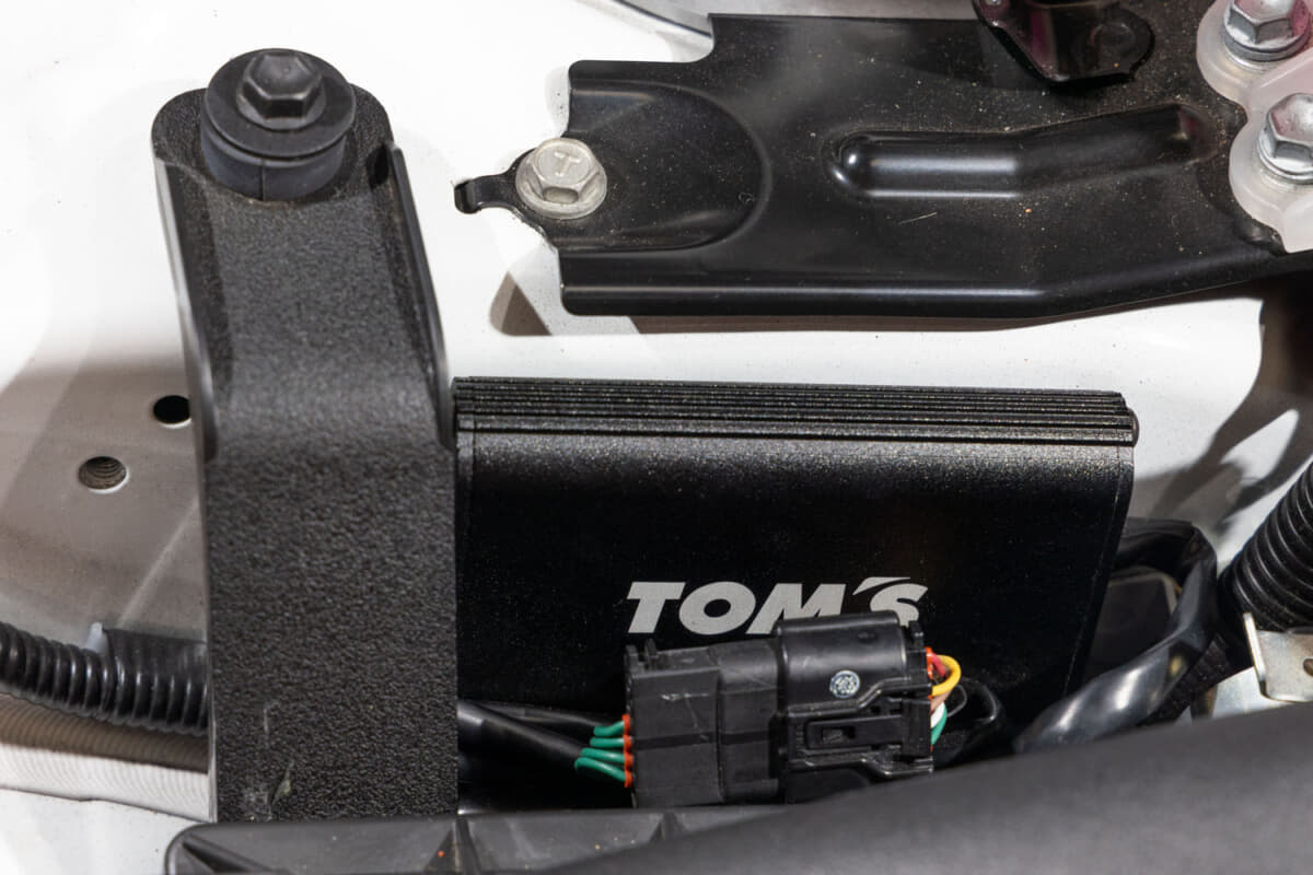 トムスのレクサス「IS300」が目指すは「アルテッツァ感あるスポーツFR」ノーマル車高にワンオフカーボンエアロでバッチリ武装【デモカー試乗 ...