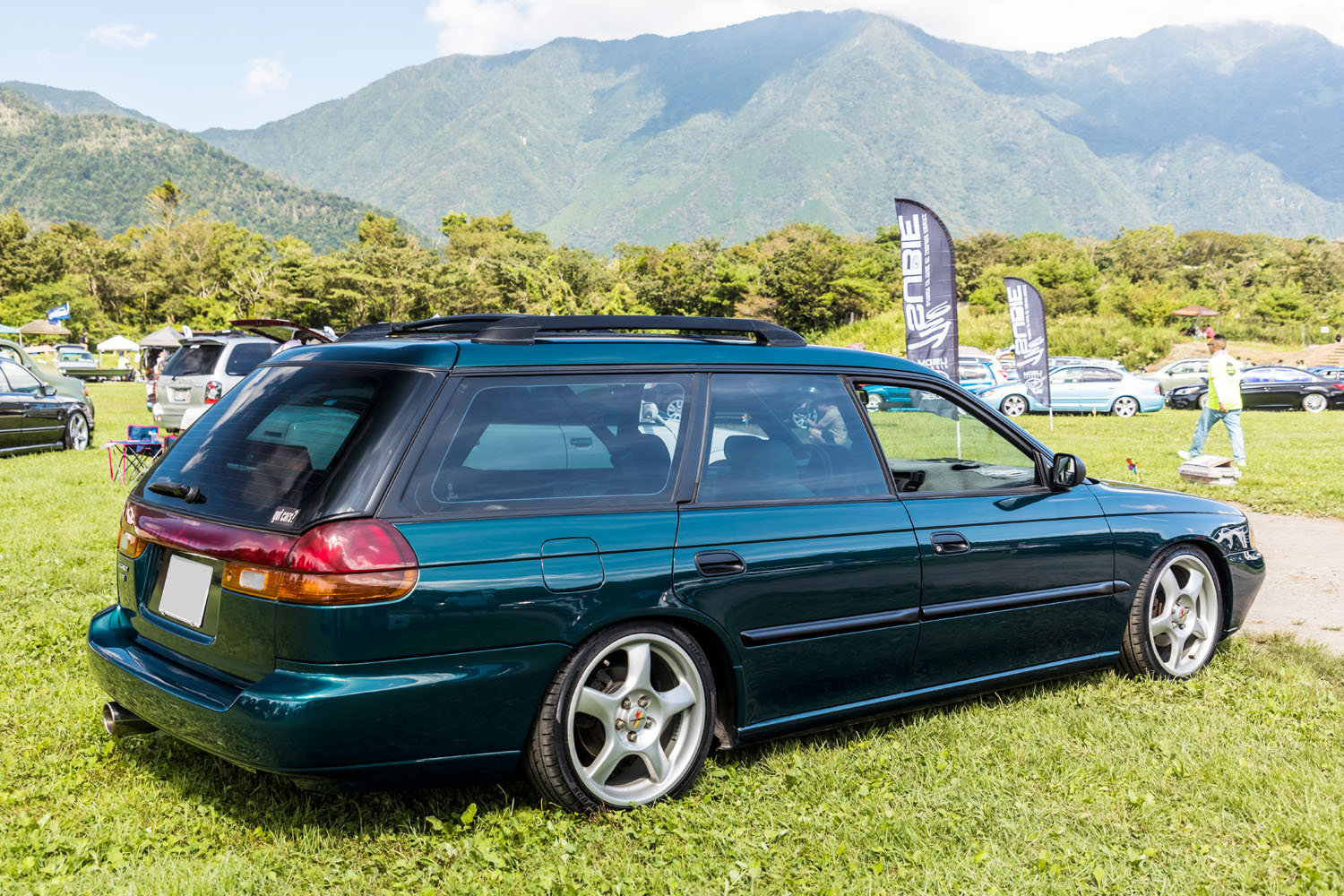 2代目スバル「レガシィ」北米仕様の異なるポイントとは？ オーナーさえ今でも違いを発見するディテールが満載です | AUTO MESSE WEB（オートメッセウェブ） 〜クルマを文化する