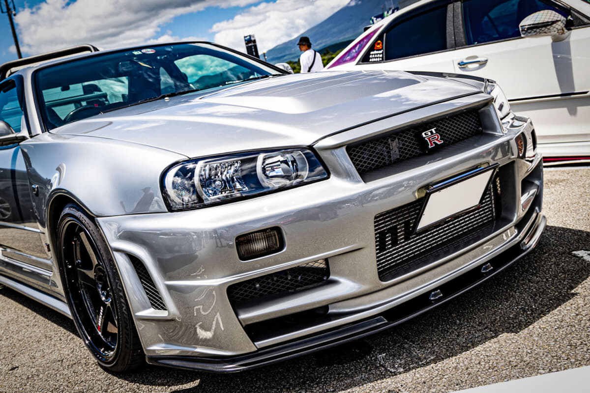 幻の「Z-tune」仕様にした日産「R34 GT-R」オーナーは在日米軍基地勤務。赴任先で「GT-R」「箱根」「桜」の夢を叶えました ...