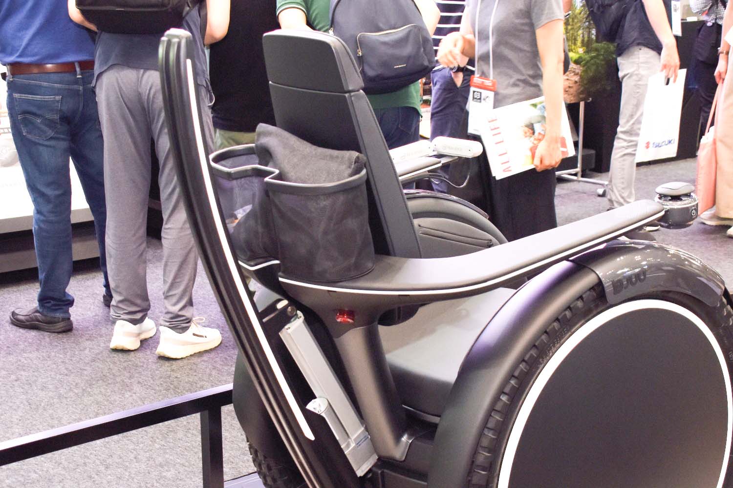 トヨタの車いす「JUU」がオフロードタイヤを装着してアップデート！ 車への搭載の自動化に期待大 | AUTO MESSE WEB（オートメッセ ...