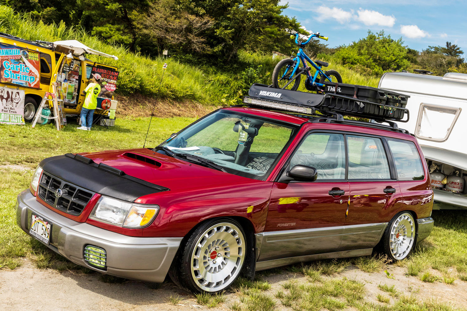 スタンス系のスバル初代「フォレスター」で巨大トレーラーを牽引！ USDMカスタムを極めアメリカンなアウトドア遊びを実践しています | AUTO ...