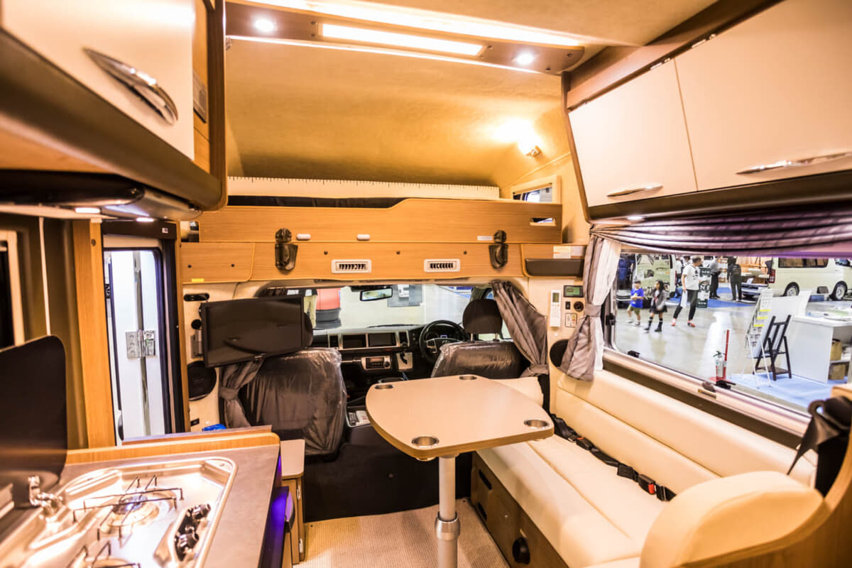 【画像ギャラリー】1672万円から超豪華トヨタ「ハイエース」のキャンピングカーが登場！ 1台で生活できそうな完全仕様の中身とは？ | AUTO ...