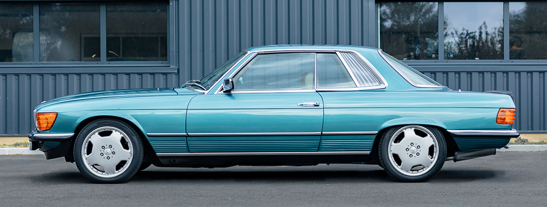 640万円なら買いのメルセデス!! 1133台しか生産されなかった「500SLC」は違いがわかる大人の美しいクーペです | AUTO MESSE WEB（オートメッセウェブ） 〜クルマを文化する