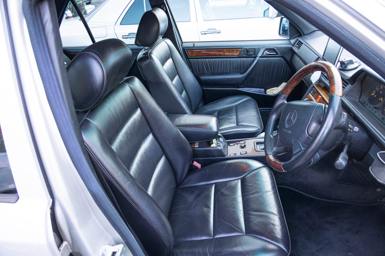 新車購入から30年！ 父から引き継いだメルセデス「W124」を見事に再生して、いまではファミリカーとして大切な相棒に | AUTO MESSE WEB（オートメッセウェブ） 〜クルマを文化する