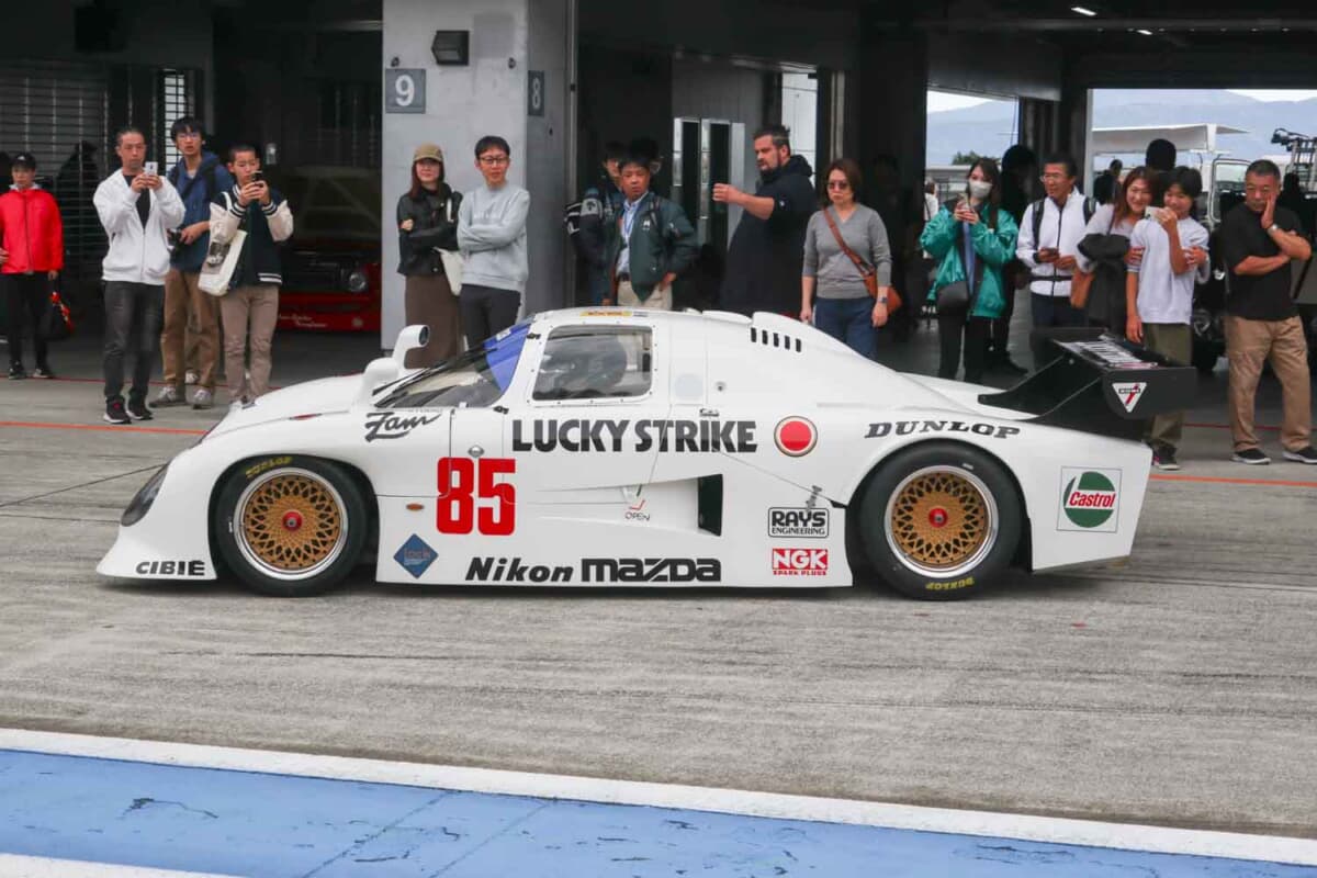 【画像ギャラリー】1985年のル・マン出走車両が富士を走った！ マツダ「737C」のシンプルなカラーリングには理由がありました | AUTO ...